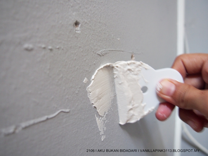 aku bukan bidadari: DIY :: tampal lubang kesan paku di dinding batu