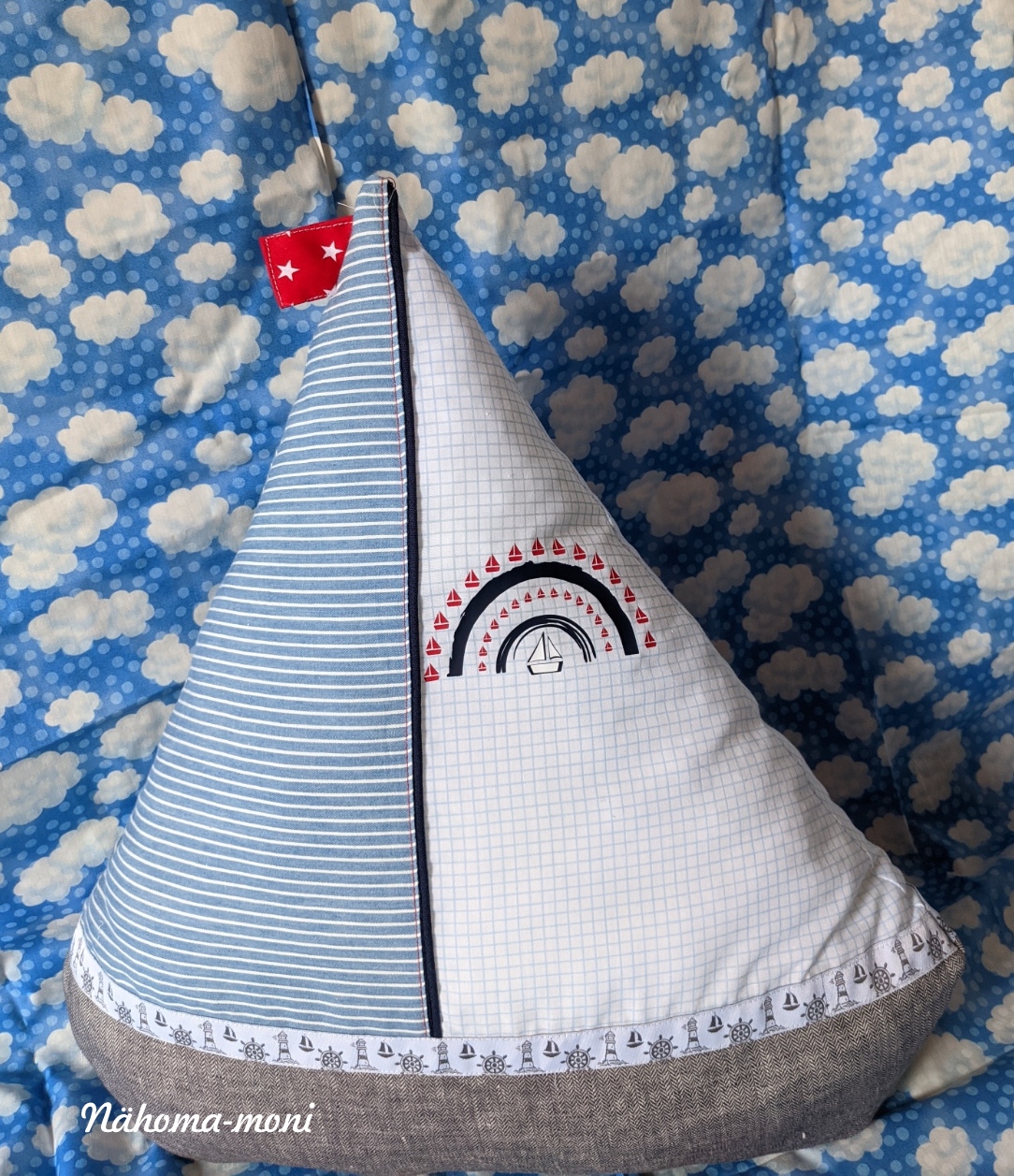 Naehoma - moni: Ein Segelboot Kissen und die Regenbogen Plotterdatei