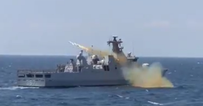 Garuda Militer: [Foto] Penembakan Rudal Exocet KRI SIM 367