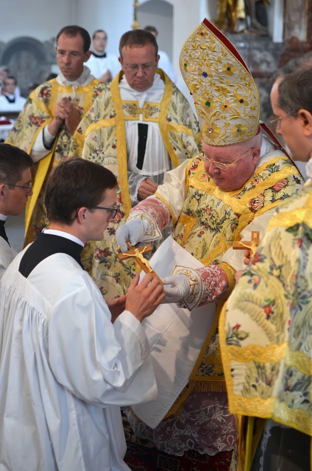 Sint-Agneskerk Amsterdam: Gideon Zoonen ontvangt de tonsuur en wordt ...