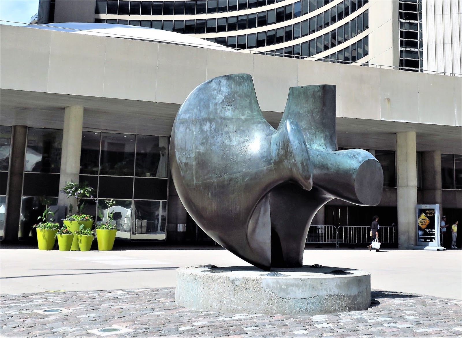 Living Rootless: Toronto: "Henry Moore’s Big Bronze Whatchamacallit"