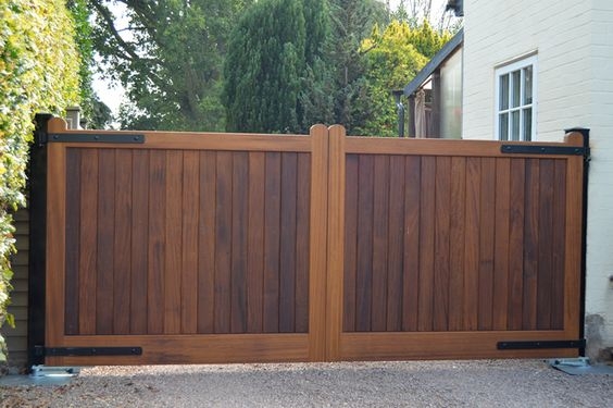 65+ Elegant Wooden Gate Design Ideas Viewed From Outside | ARA HOME