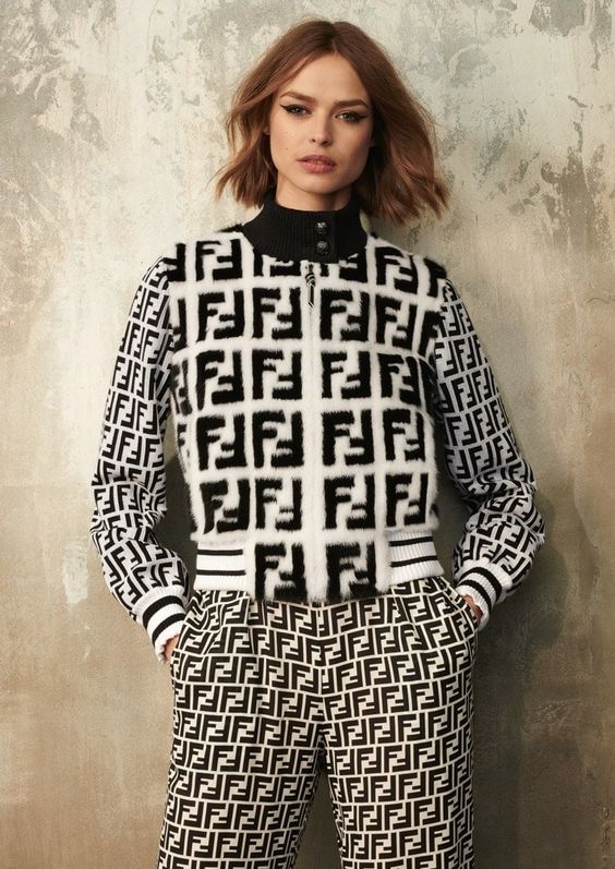 LOGOMANIA FASHION TREND - Miss Rich