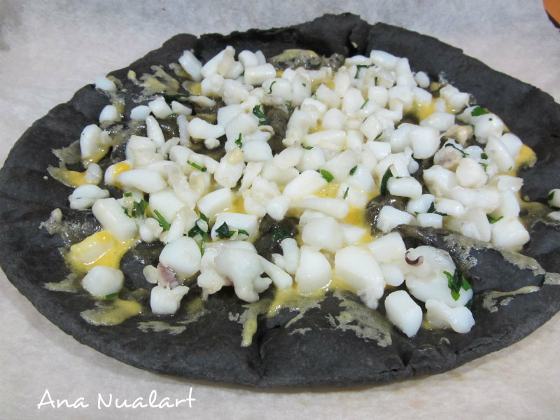 La cocinera de Bétulo: PIZZA NEGRA CON SEPIA Y ALL-I-OLI