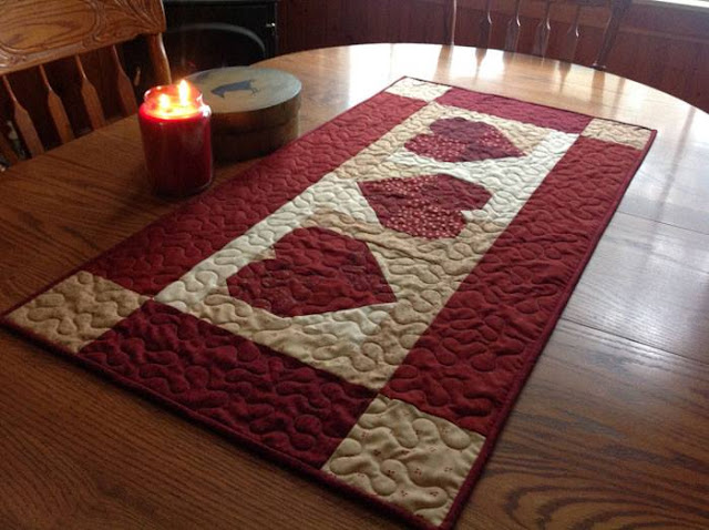 Olde Crow Primitives: "HEARTS" TABLE RUNNER