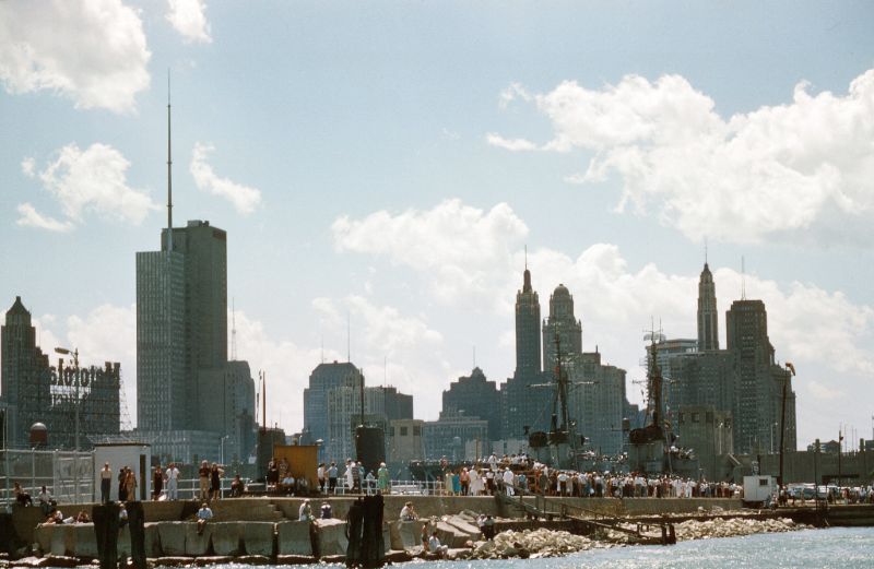 35 Amazing Photos Capture Street Scenes of Chicago in the 1950s ...