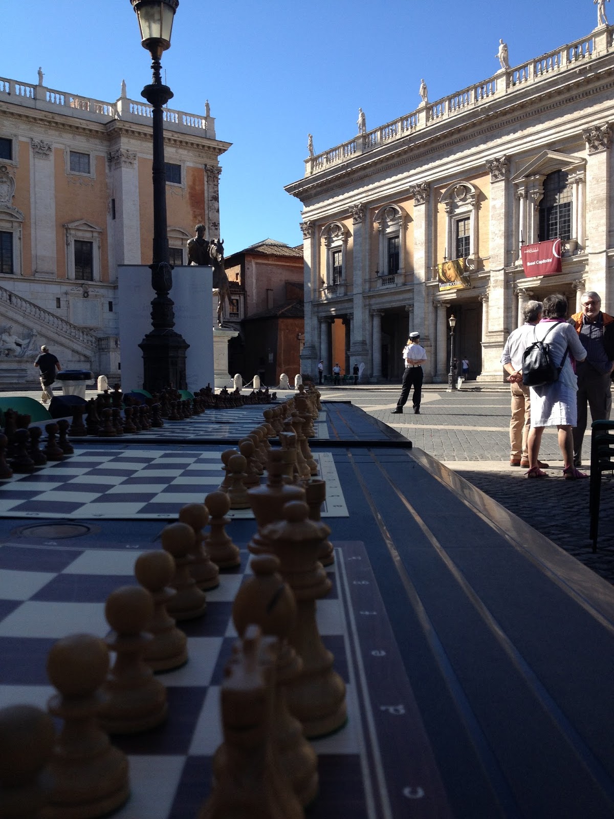 In bici per Roma: Scacchi in piazza del Campidoglio
