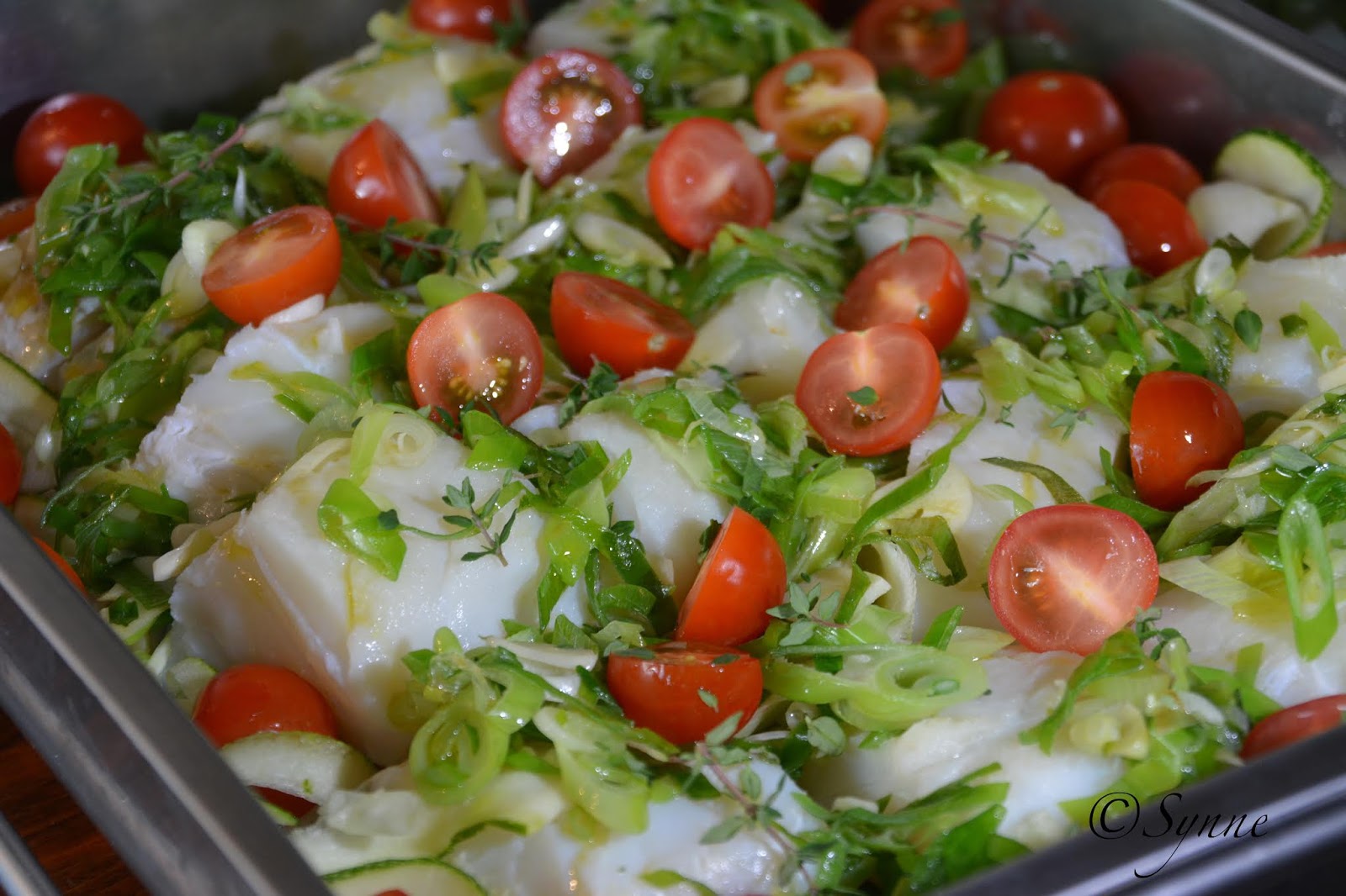 ganske enkelt: Ovnsbakt klippfisk med spinat, vårløk og små tomater