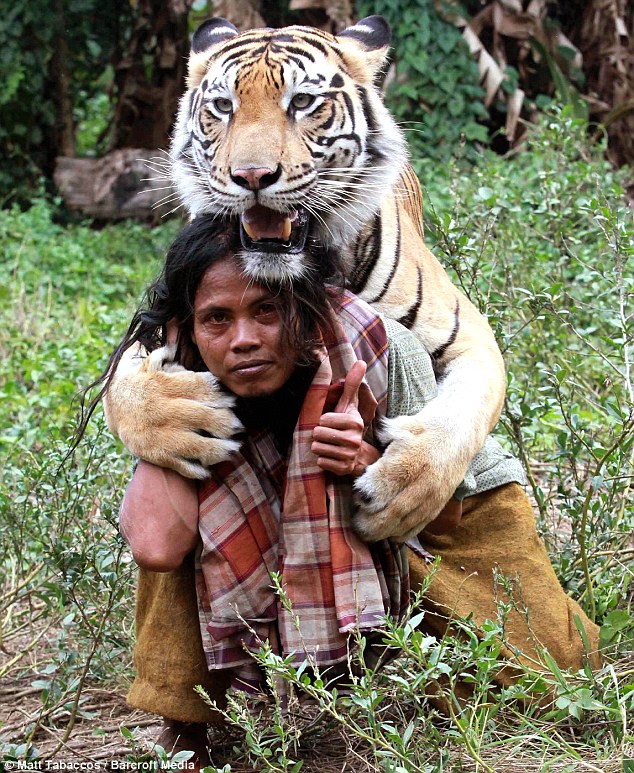 Ọmọ Oódua: PHOTOS: Man Whose Best Friend Is A Tiger