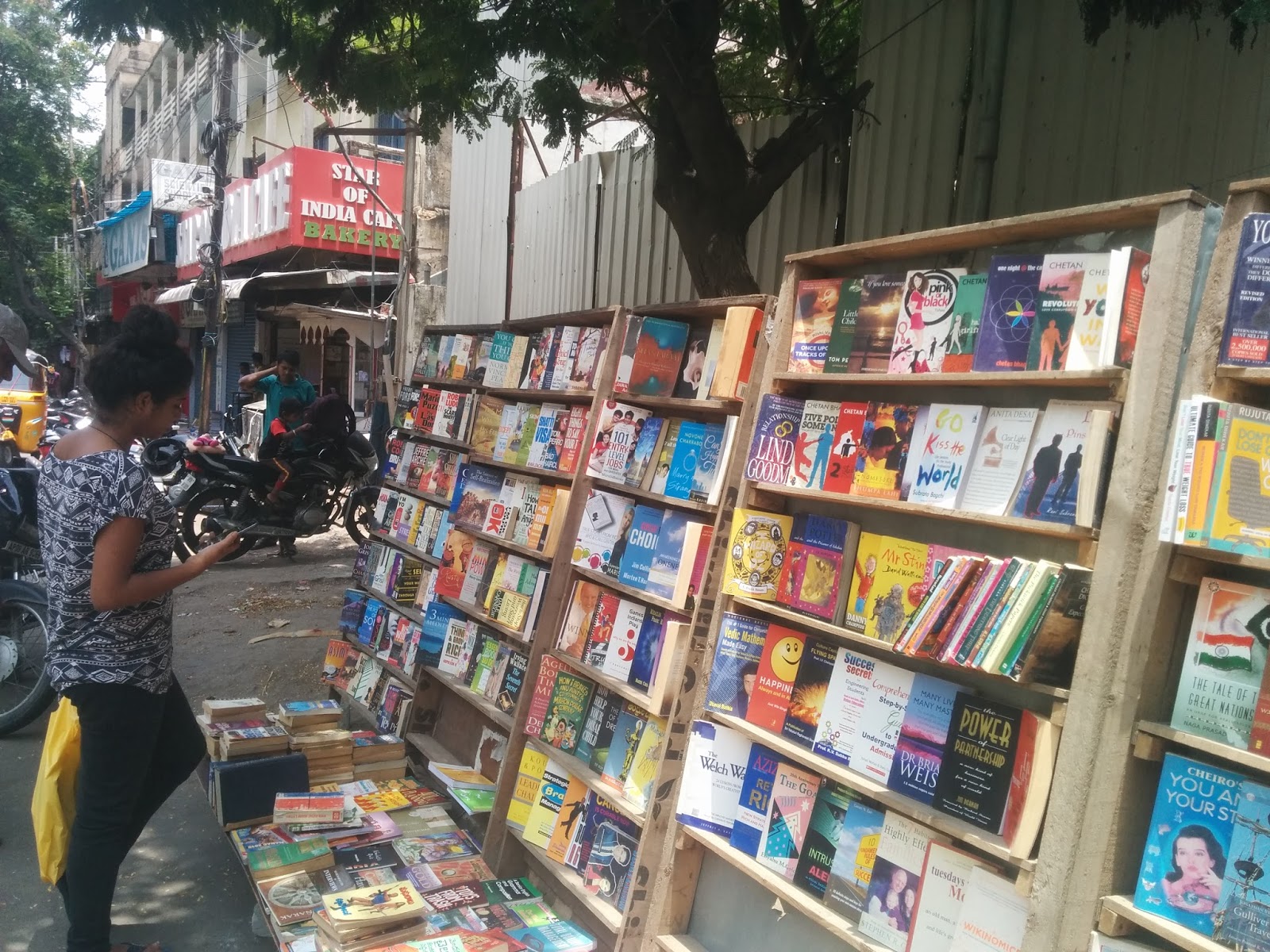 Keep Smiling...............: Hyderabad's Sunday Book Bazaar