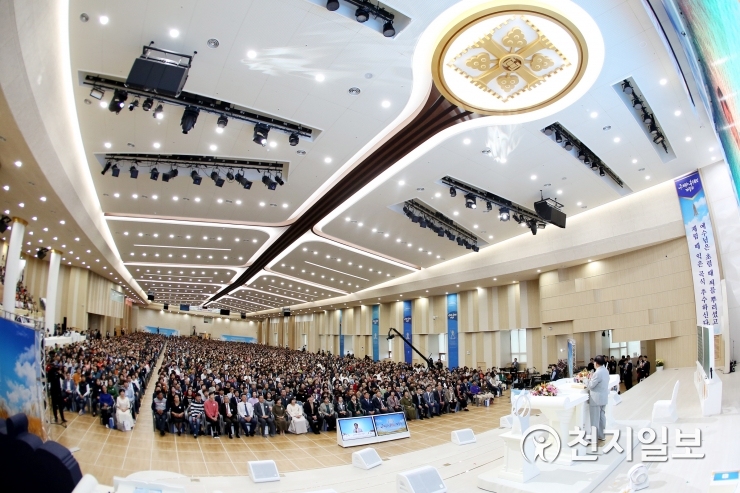 Unprecedented Light of the World: 100,000 Graduation Ceremony of the 12 ...