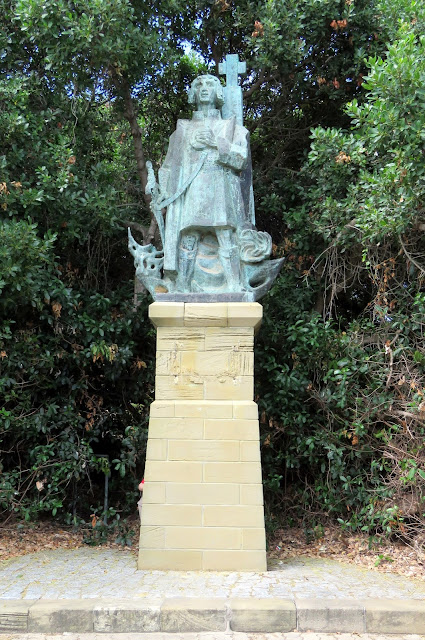 Dias Statue