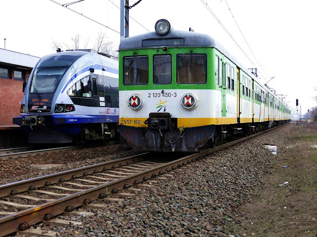 Historia toczy się obok nas. ED74 mija EN57-1661 na stacji w ...
