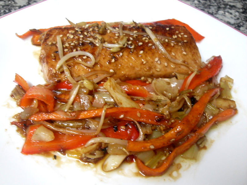 Salmón con soja, sésamo y verduras al wok | Cocina