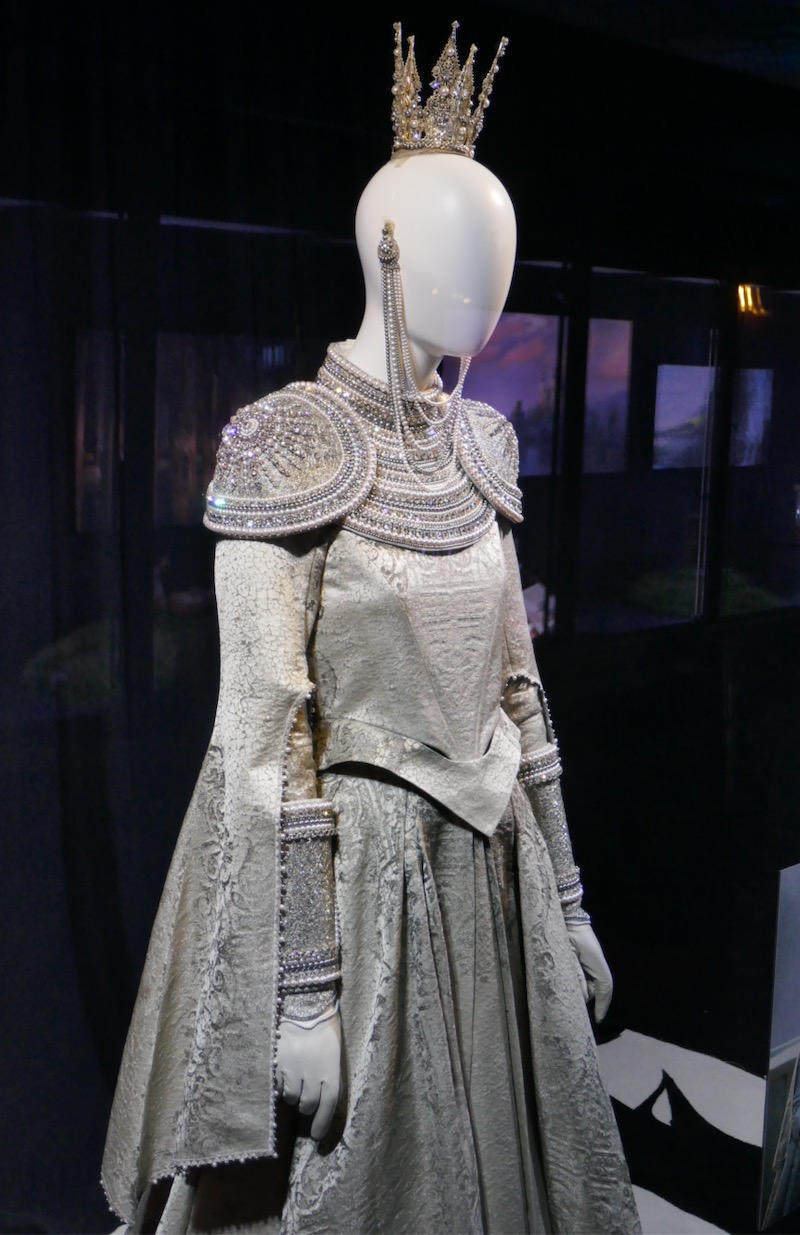 Hollywood Movie Costumes and Props: Michelle Pfeiffer's Queen Ingrith ...