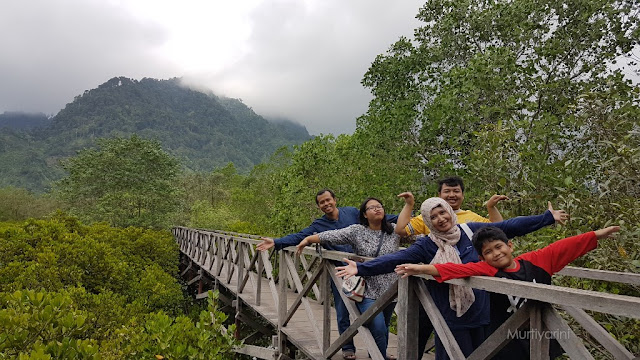HIJABERS: Ekowisata Mangrove, Pantai Cengkrong Trenggalek