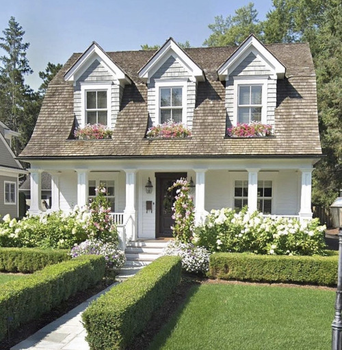 Content in a Cottage: This Cottage is Gorgeous