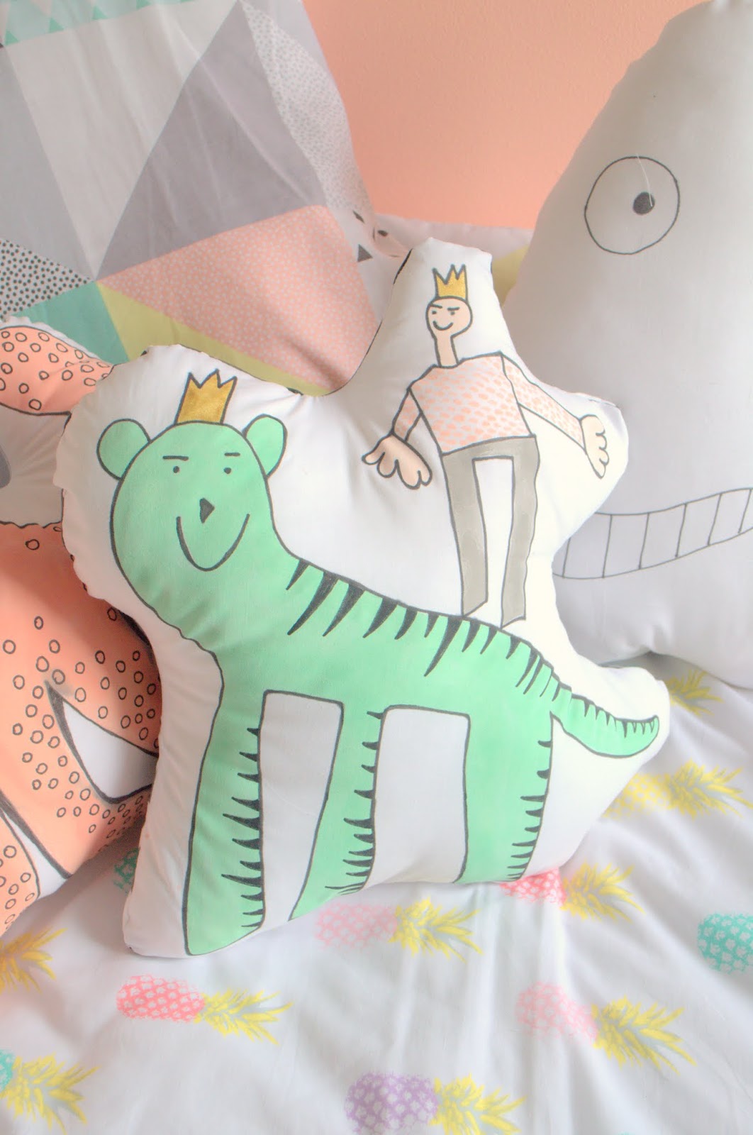 nostalgiecat: How to: Make your kids drawings into a cushion...