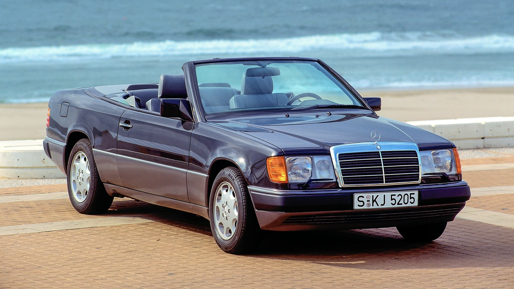 Festejo al aire libre: Mercedes-Benz celebra el 30º aniversario del 124 ...