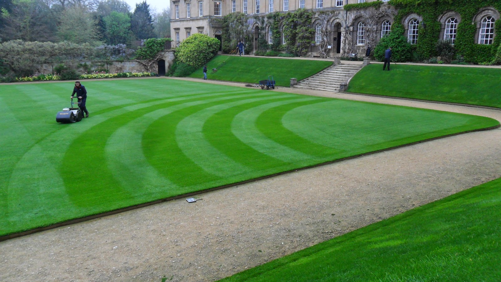 Worcester College Gardeners 2009-2018: A New Pattern On The Quad Lawn