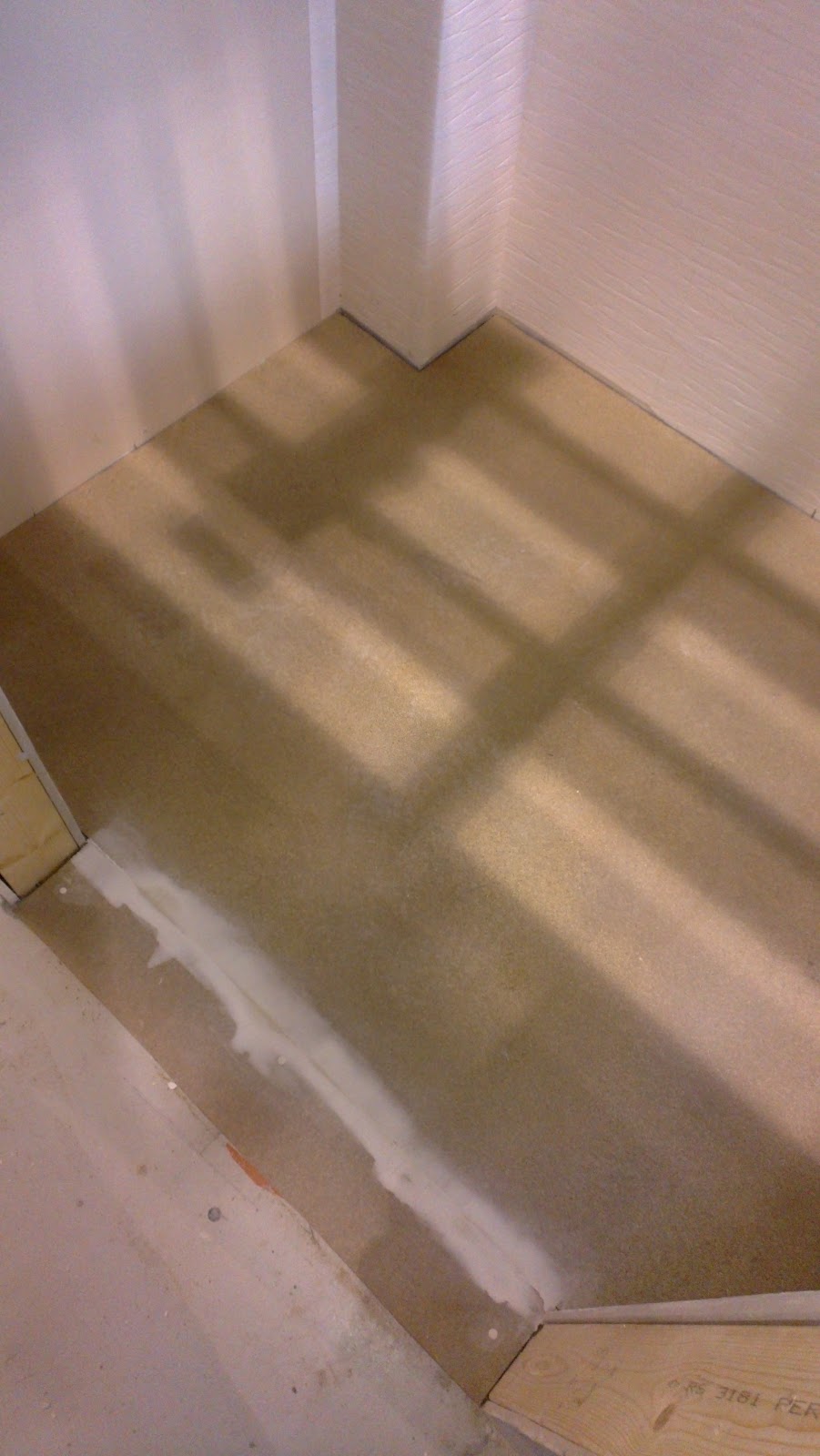 remppapirkon päiväkirja: Laminaatti,listat ja muovimatto