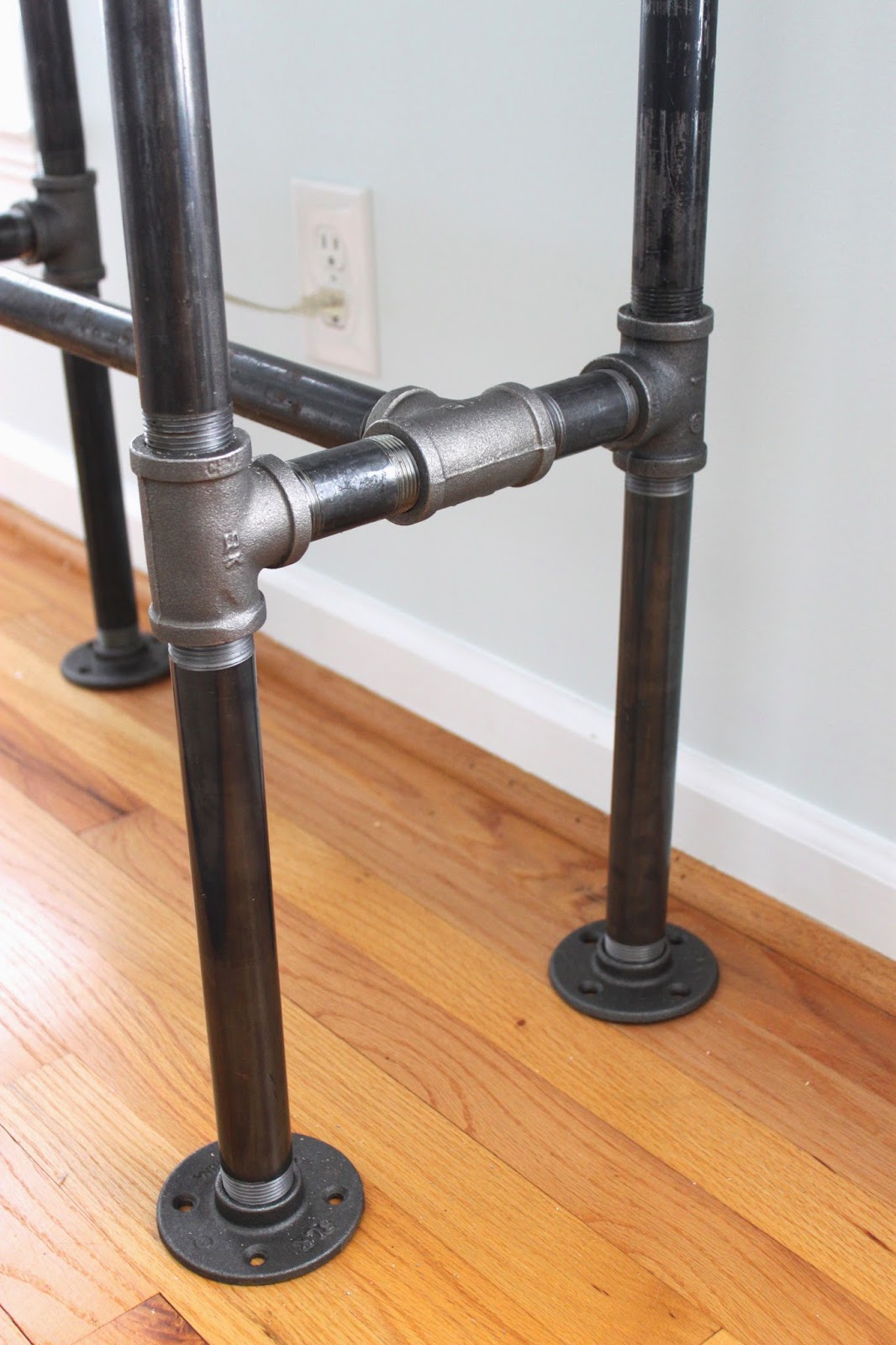The Smitten Mintons: DIY Iron Pipe Table