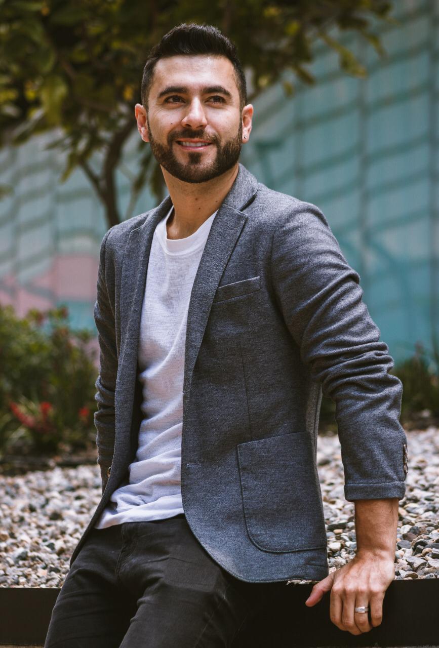 El artista Angel Toro volvió más soltero que nunca.