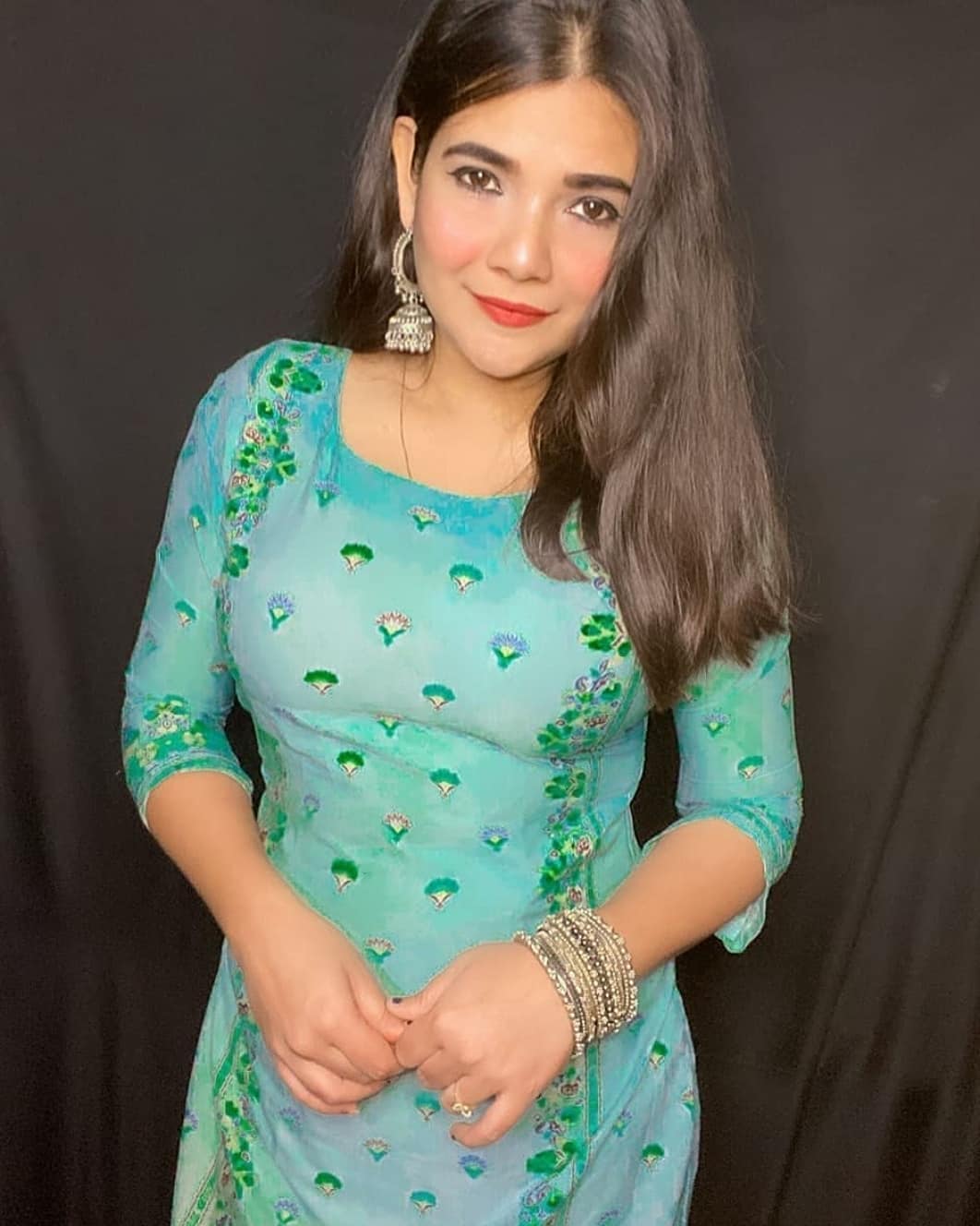 Beautiful Model Swati Mishra in Suit Photos - shoutoutly