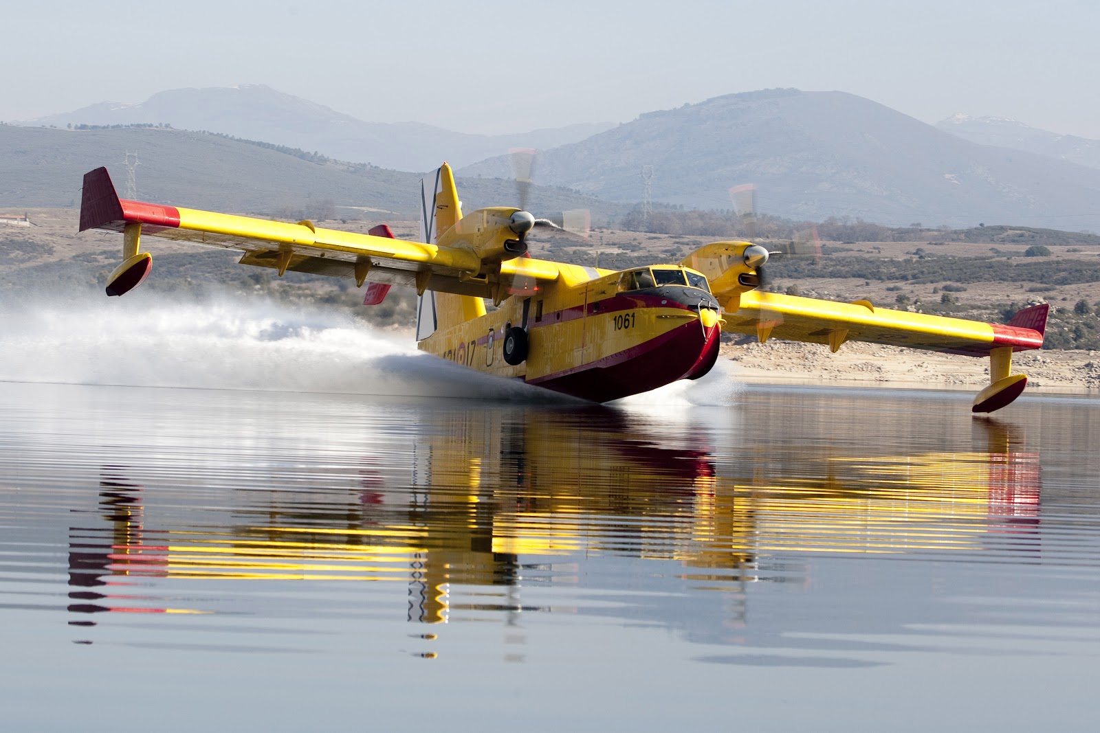 Impresionante imagen de un 'Canadair' del 43 Grupo de Fuerzas Aéreas ...