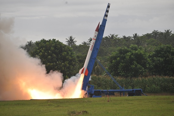 DEFENSE STUDIES: Uji Fungsi/Dinamis Roket RHAN 450