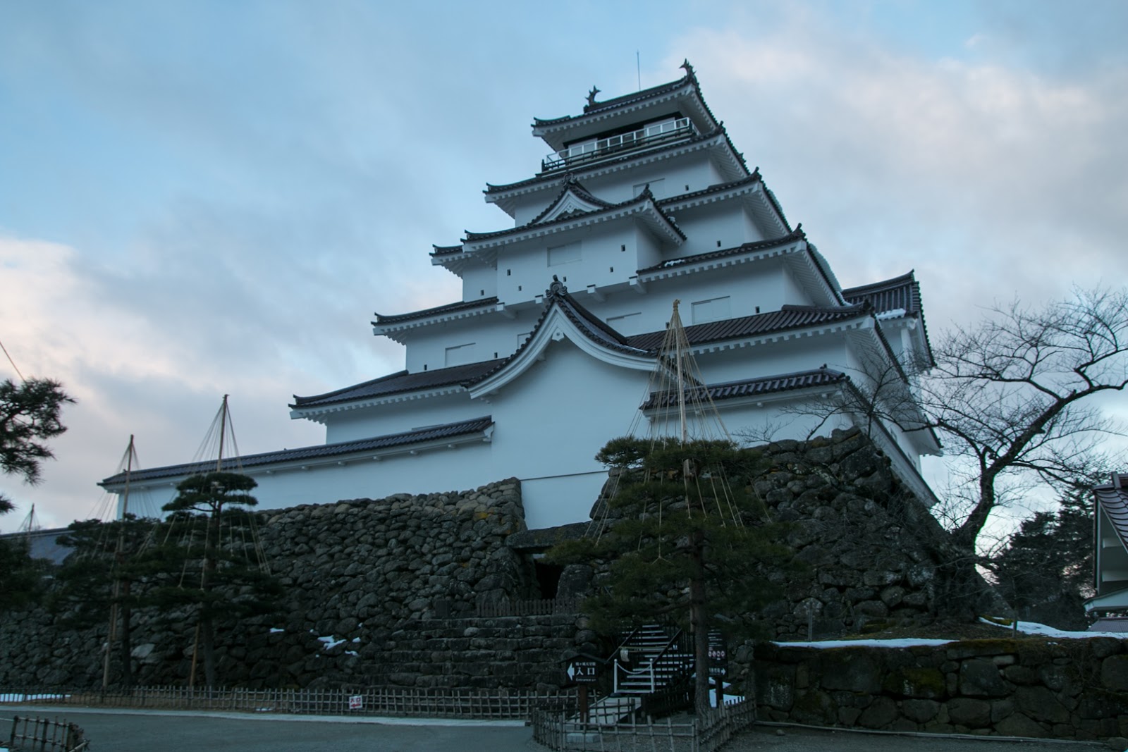 Aizu Wakamatsu Castle -White five-story main tower endured harsh battle ...