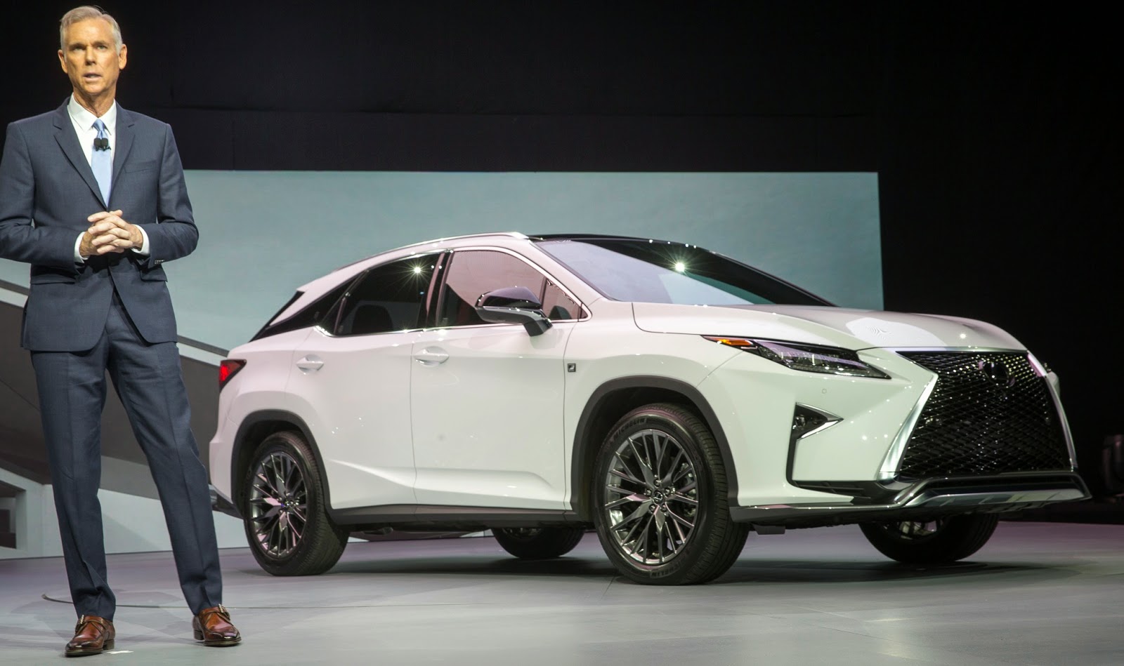 Lexus mostra a quarta geração do SUV RX