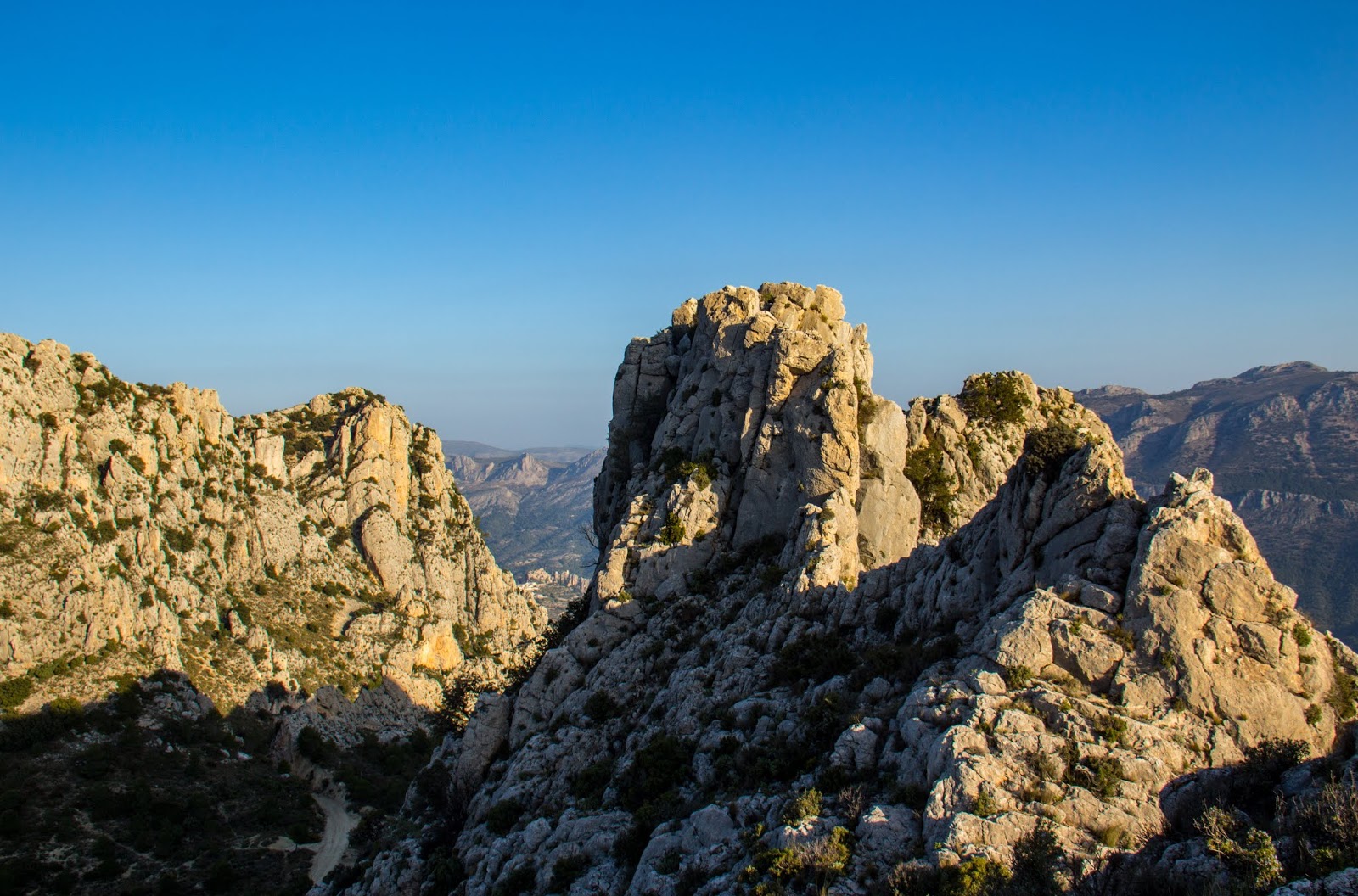 EL MADALLAR, EL PENYÓ ROC Y EL PENYÓ MULERO, DESDE LA FONT DEL PI.