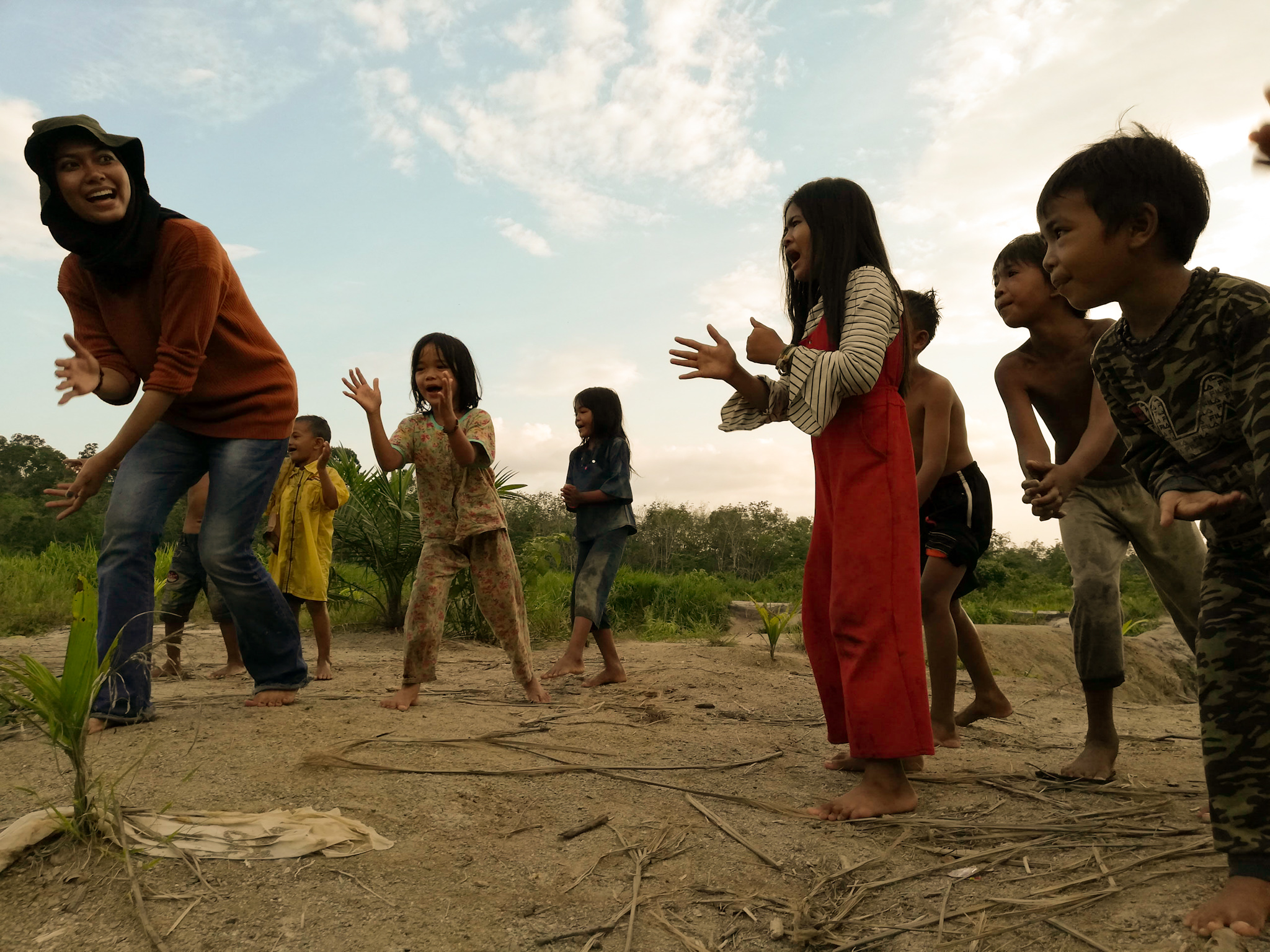 Senam Ngakop Ikan Ala Orang Rimba - Perjalanan Day