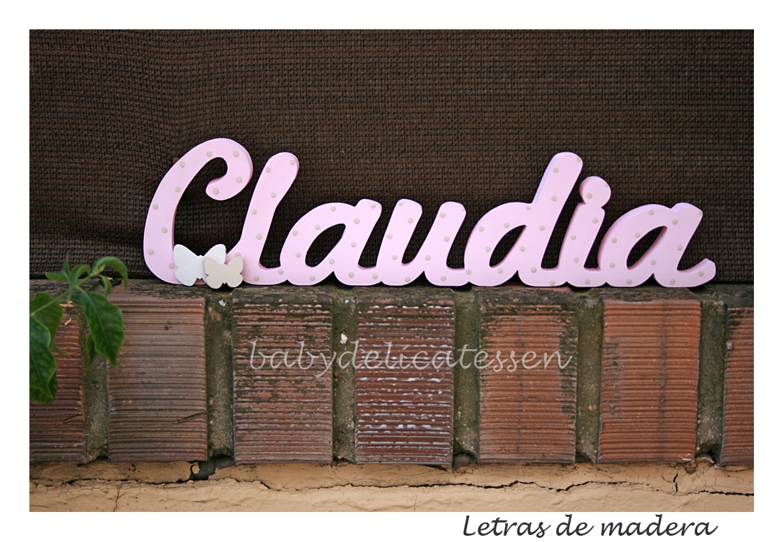 BABY DELICATESSEN LETRAS DE MADERA: CLAUDIA. NOMBRE EN MADERA PARA APOYAR
