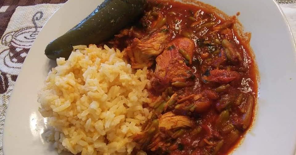 FLOR DE SABILA CON POLLO EN SALSA ROJA