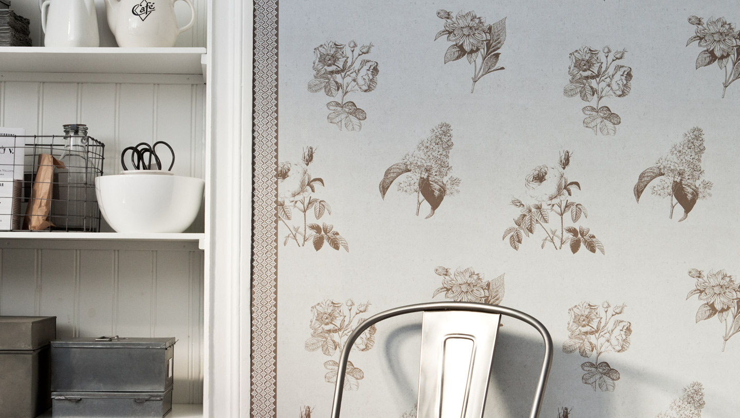 Keltainen talo rannalla: Persoonallisia koteja ja tapetteja