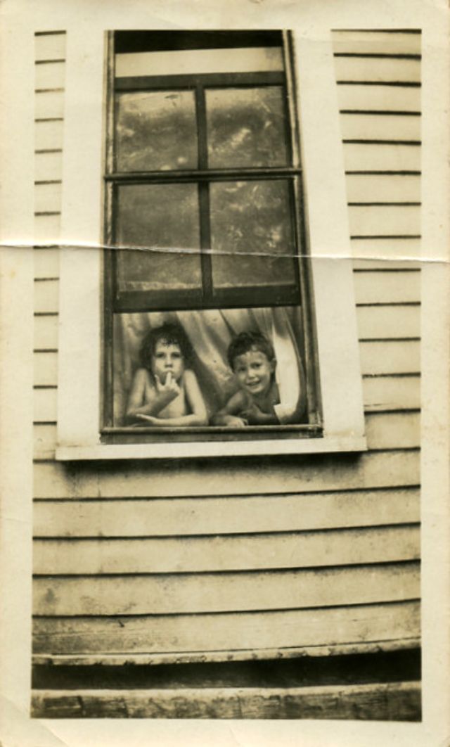 35 Interesting Vintage Snapshots That Capture People at the Windows ...
