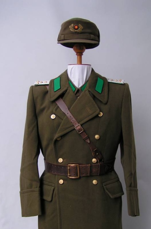 DDR Uniformen, Ausrüstung und Abzeichen: Uniformen aus dem Buch ...