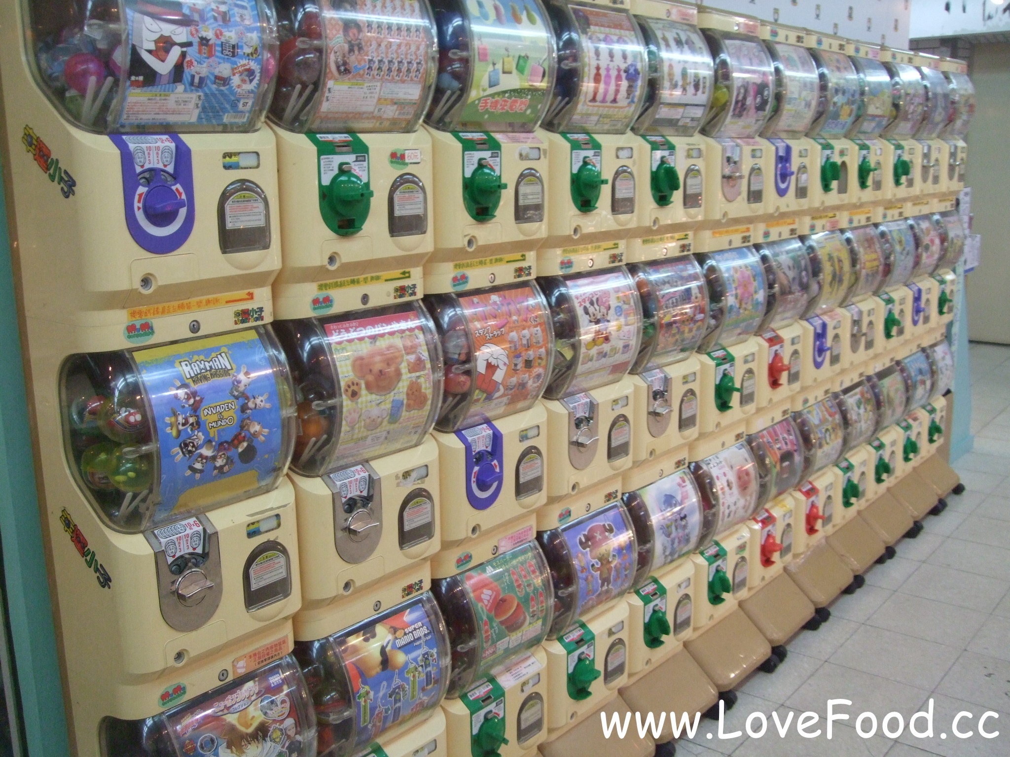 【台北萬華】萬年商業大樓 @ 西門町 - 扭蛋機 電玩模型 衣服皮件 樓上有湯姆熊 B1還有美食街 - Wan Nian Building