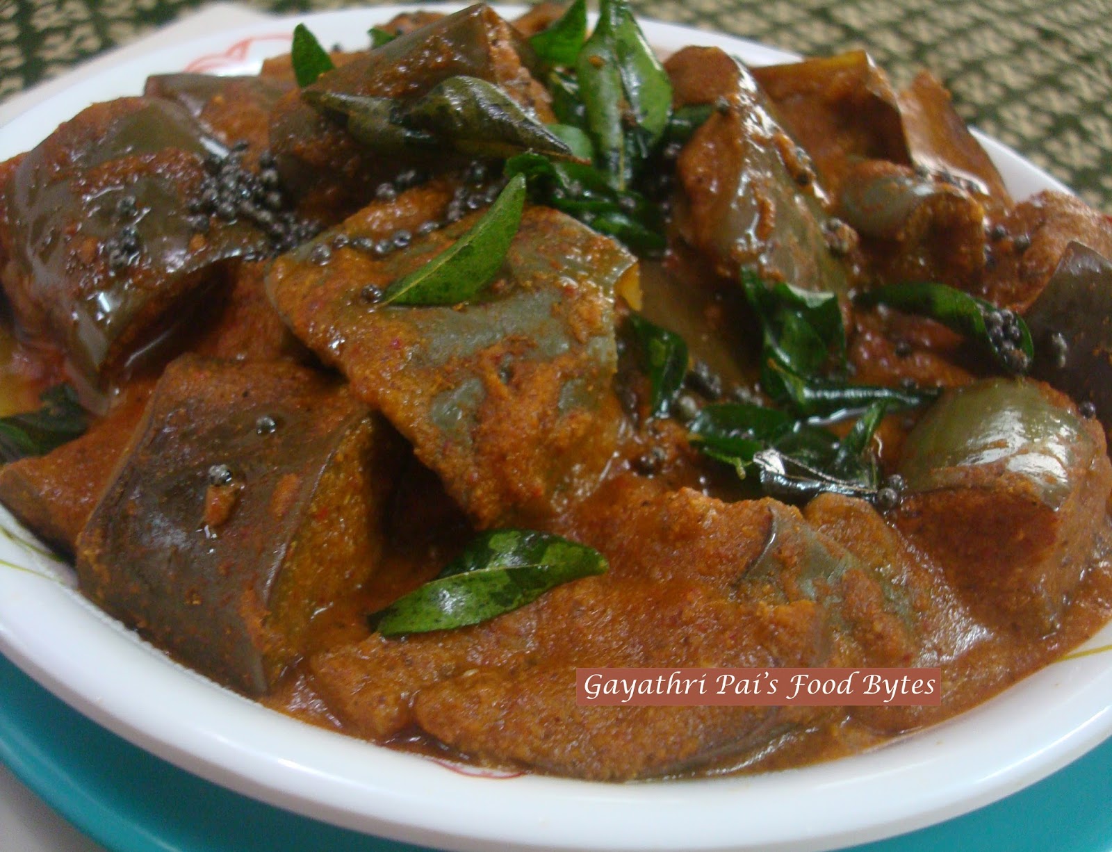 Gayathri Pai's Food Bytes: Gulla (Vaingana) Sagle / Brinjal Curry.
