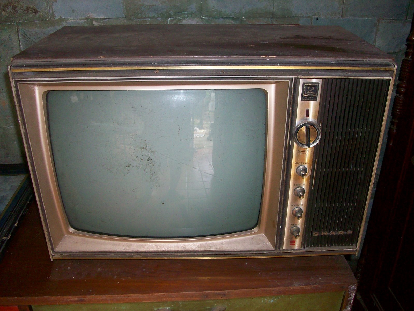 serba vintage: Tv kuno merek sharp