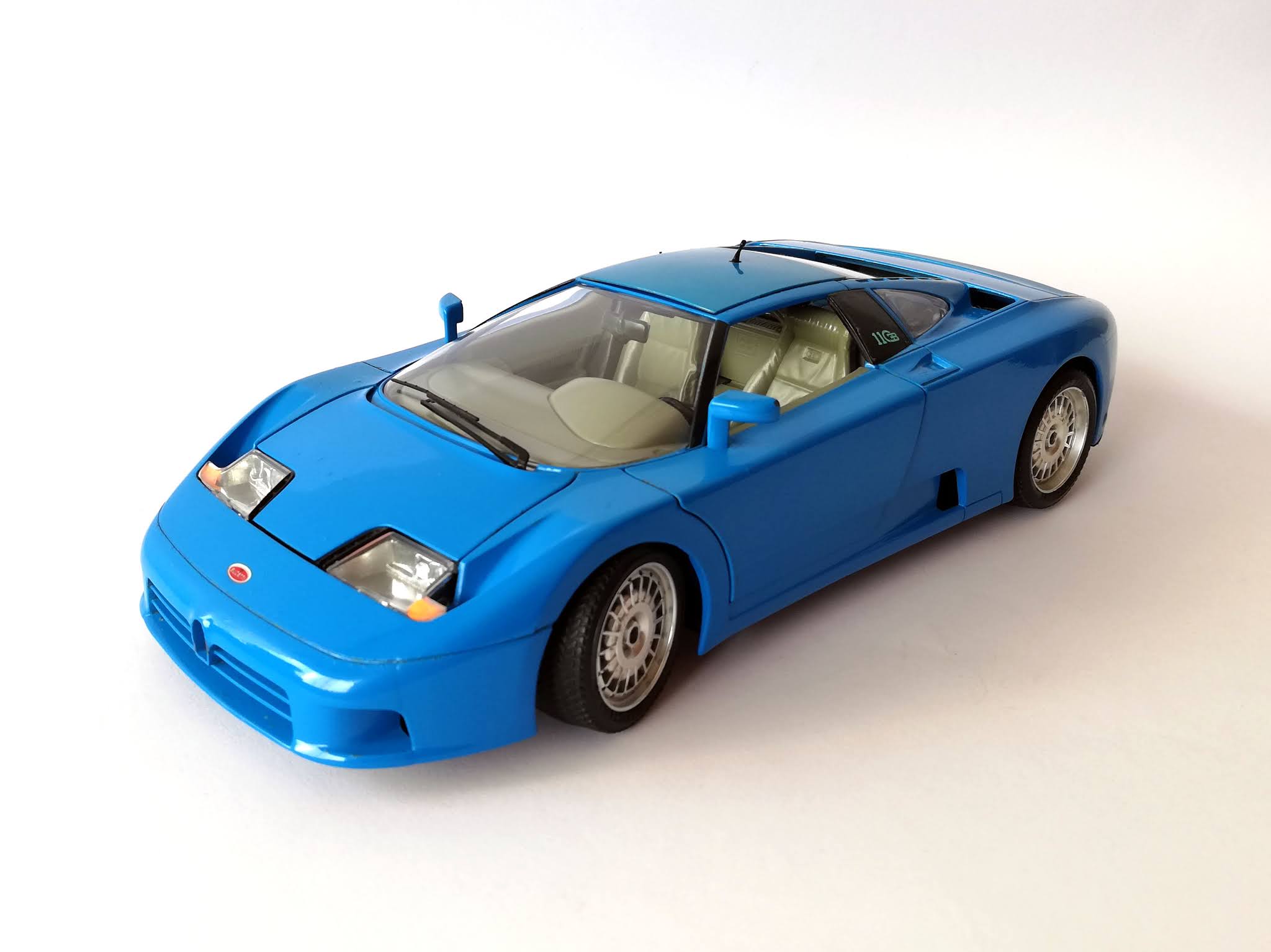 PASIÓN A ESCALA: En detalle: Bugatti EB110 escala 1/18 (Bburago)