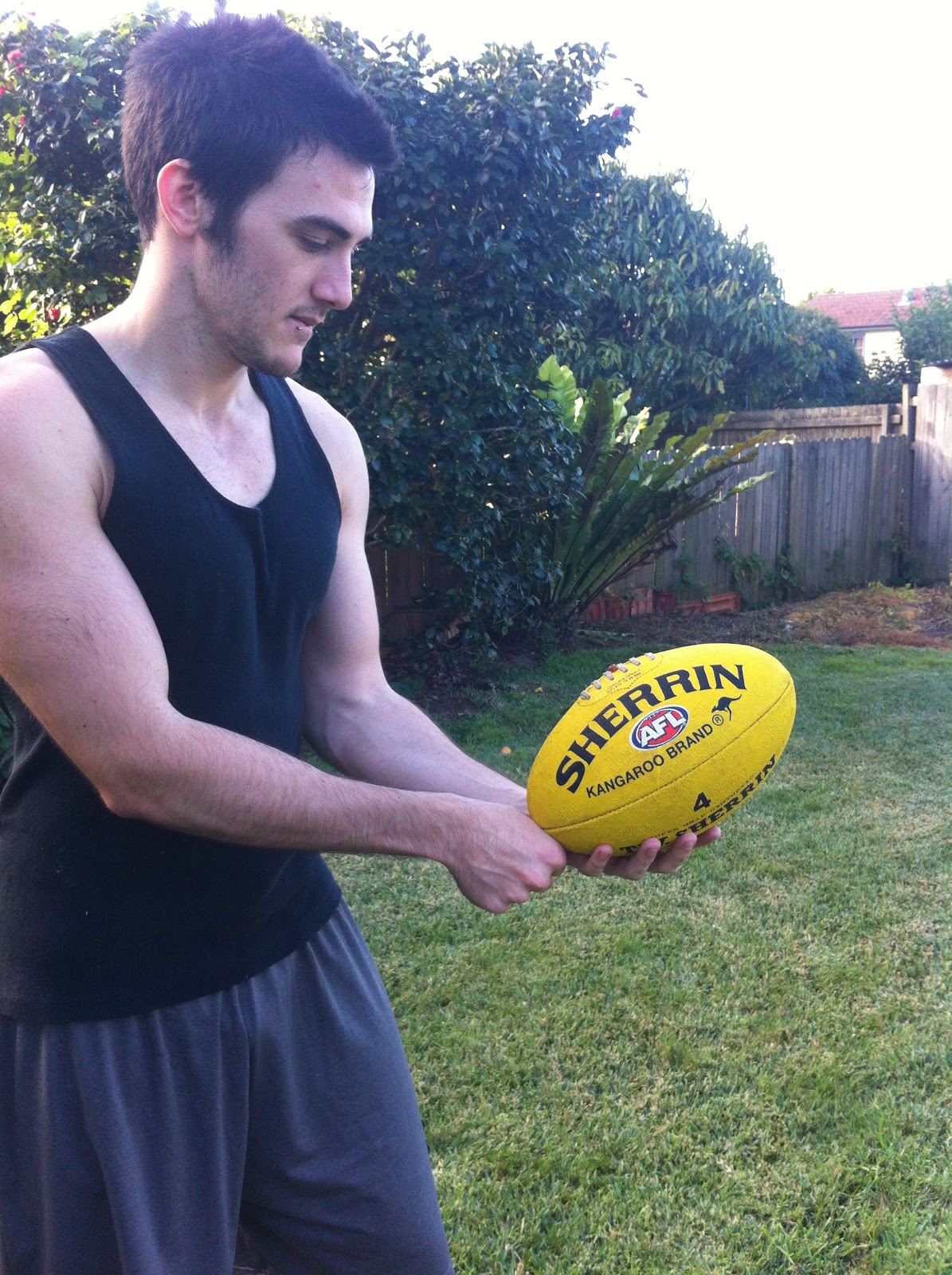 Isys100SportingMQ: How To Handball: AFL Style!
