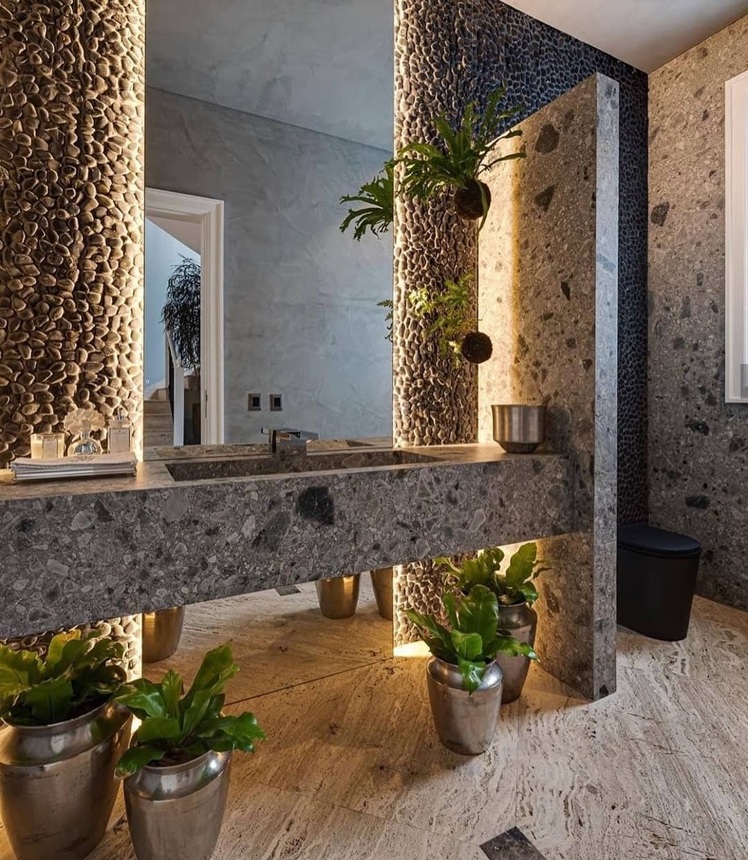 Lavabo rústico com seixos preto e cinza e bancada em porcelanato ...