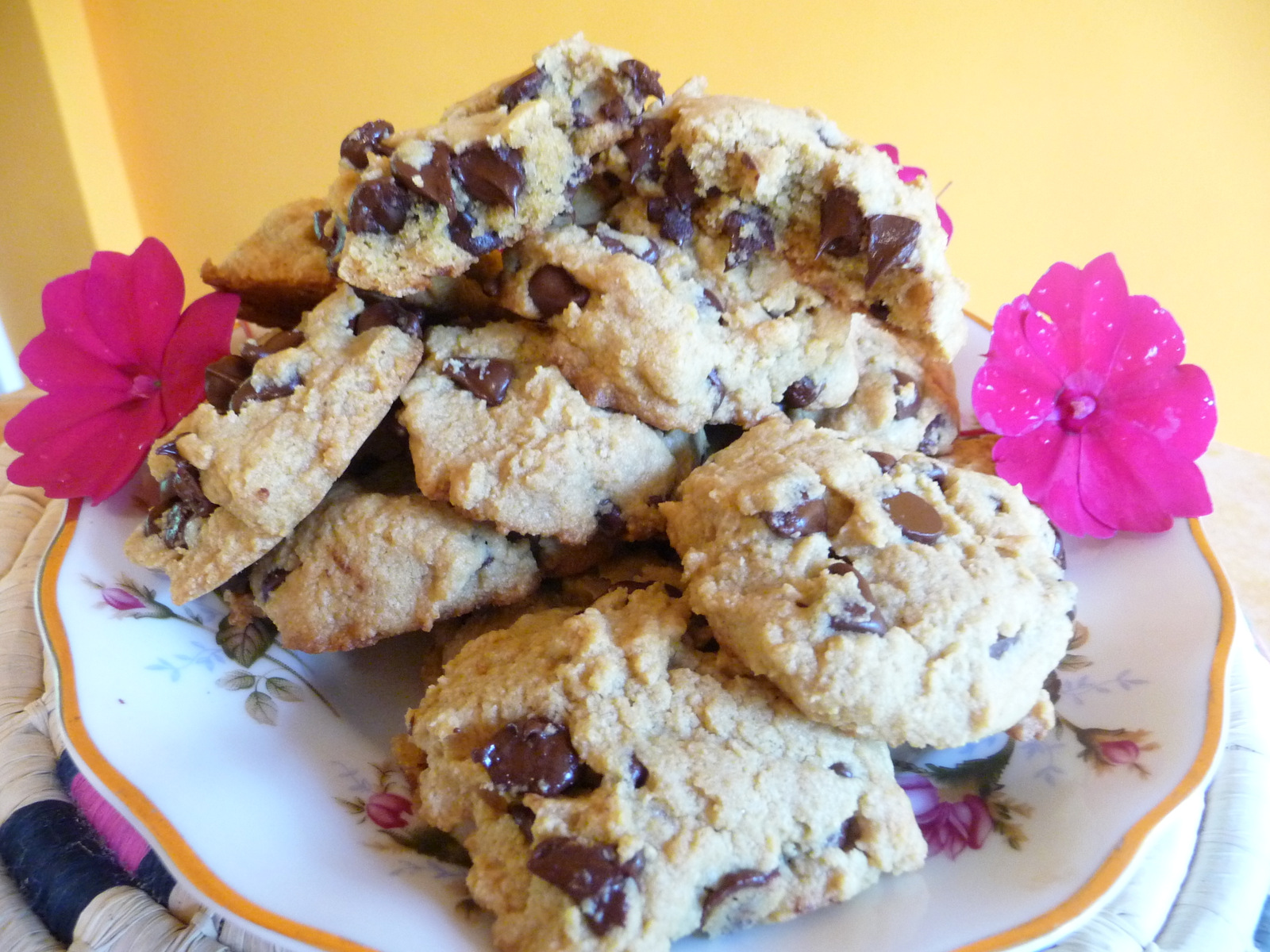 AWESOME LARGE CHOCOLATE CHIP COOKIES