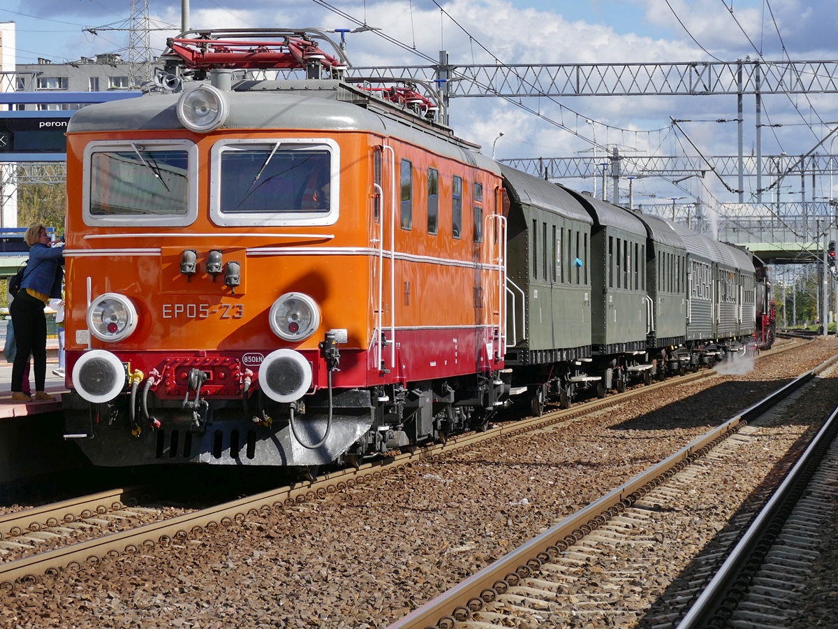 EP05-23 z pociągiem retro na stacji Warszawa Gdańska. Dzień Transportu ...