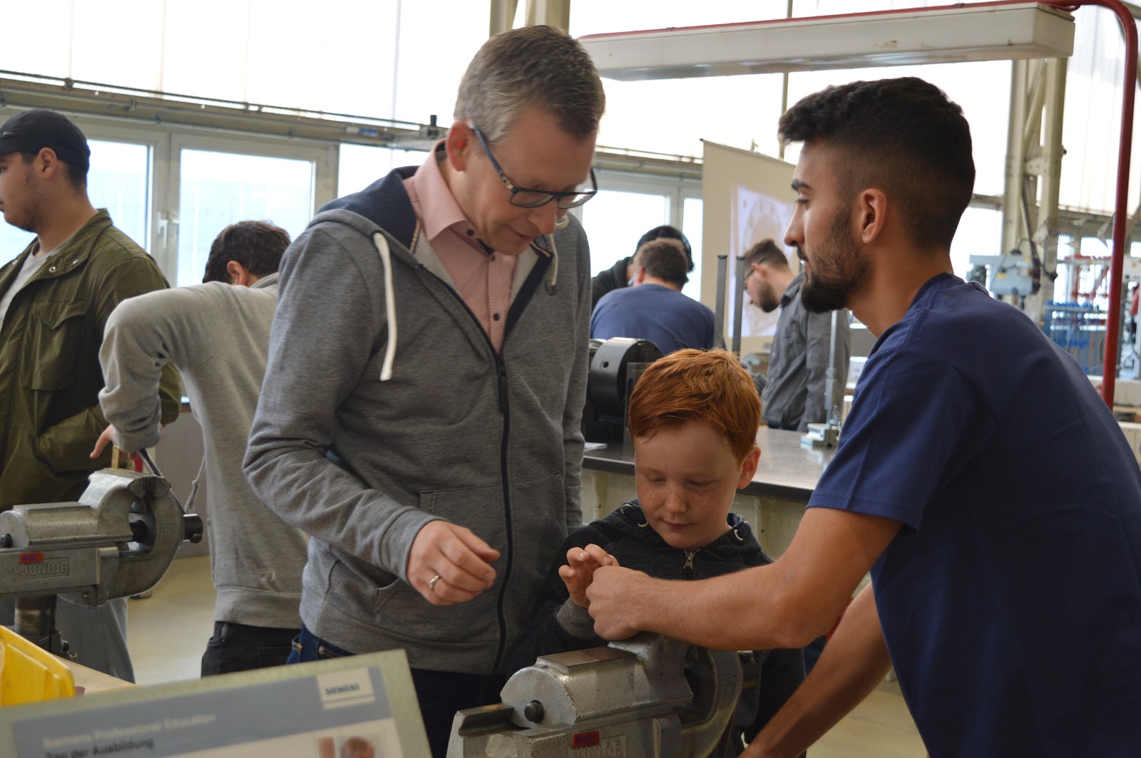 Azubis und Ausbilder informierten rund 1.300 Schüler und Eltern beim ...