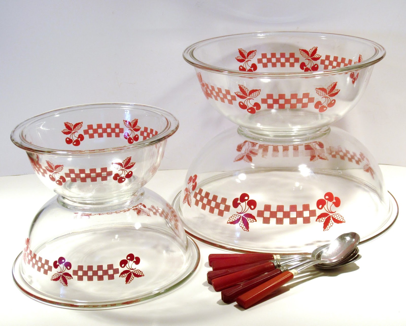 RunsWithScissors: Unusual Vintage Pyrex Mixing Bowls