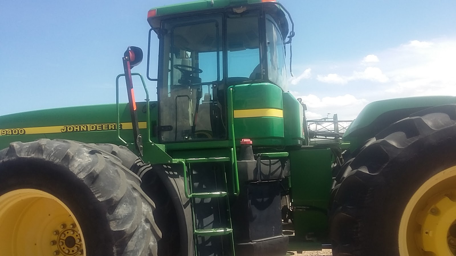 MAQUINARIA AGRICOLA INDUSTRIAL: Tractor John Deere 9400